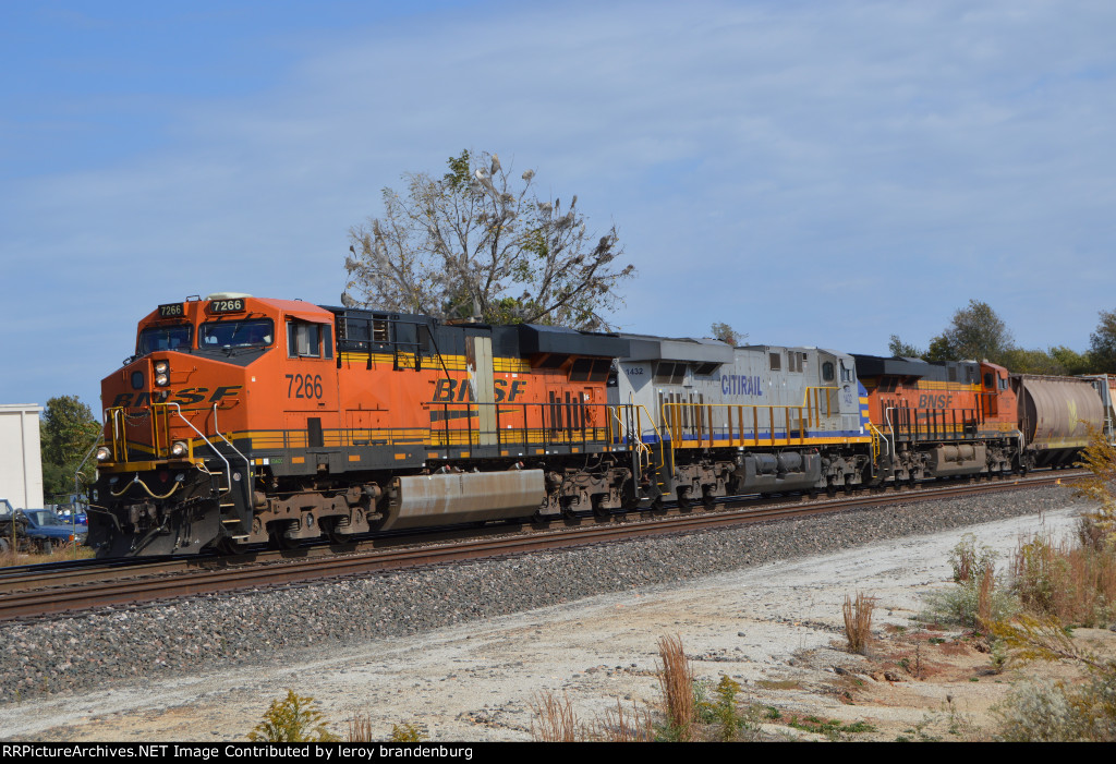 BNSF 7266 leads the H-GALTUL